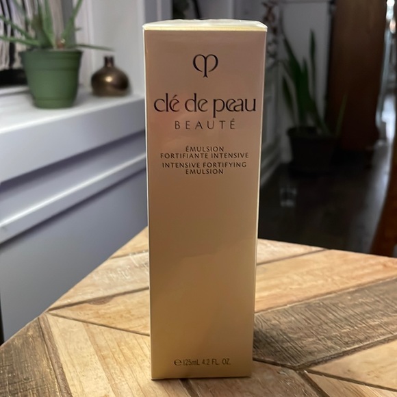 cle de peau | Skincare | Cdp Cle De Peau Beaute Intensive Fortifying ...